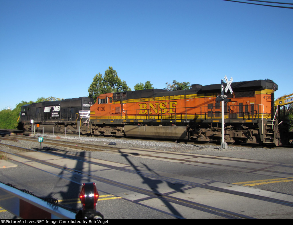 BNSF 4130 and NS 6769